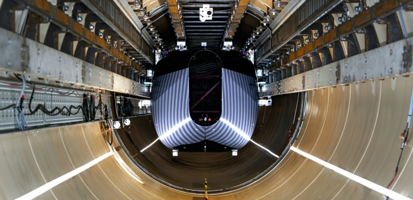 Premier lancement test d'une capsule hyperloop, moyen de transport du ...